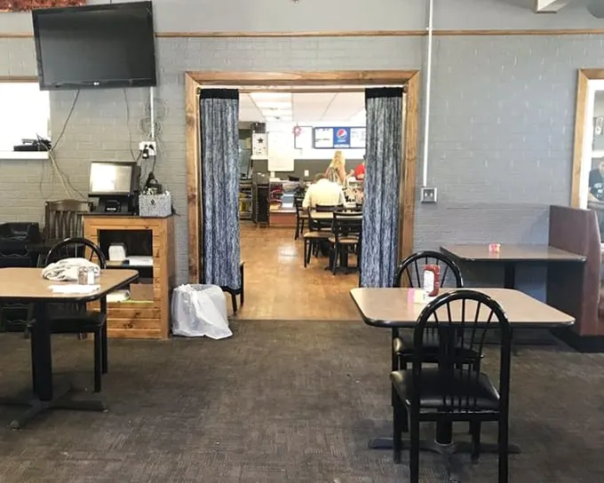 Simple tables, wooden doorframes, and zero pretension – just the kind of place where food does all the talking necessary.