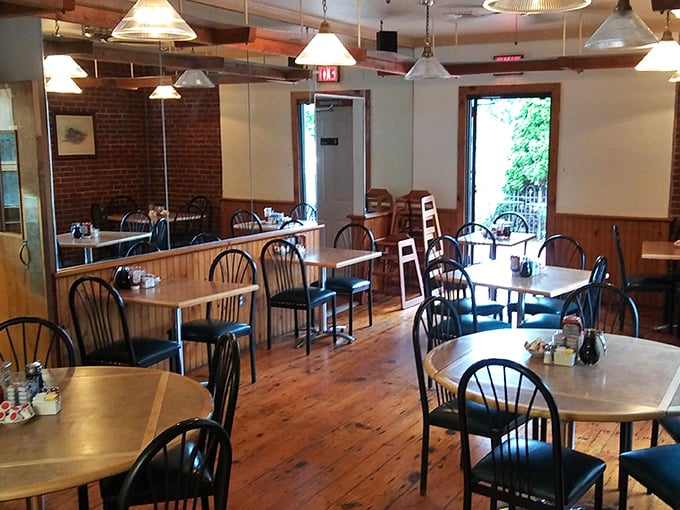 Simple tables, wooden floors, and pendant lights—the stage is set for breakfast theater where eggs are the stars.