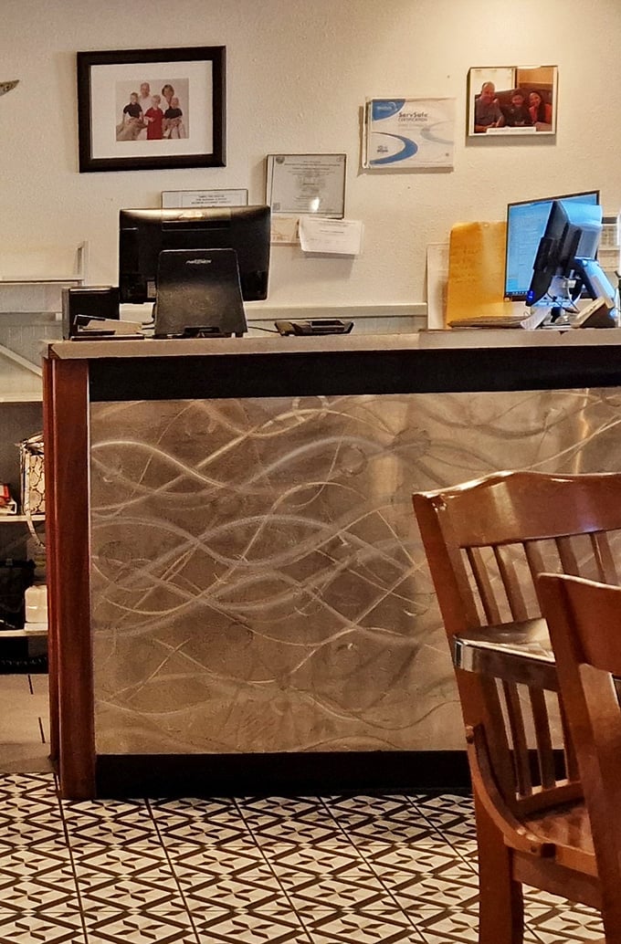Where diner magic happens—the counter where orders transform into plates of joy. That textured front panel adds a touch of retro charm.