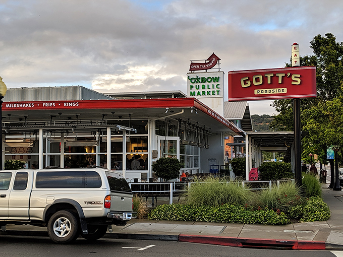 Neon signs, milkshakes, and roadside charm—Gott’s feels like the diner Hollywood would cast for a feel-good classic.