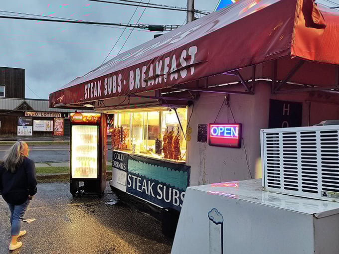 Late night cravings meet their match at Musa's illuminated stand – where the grill is always hot and ready.