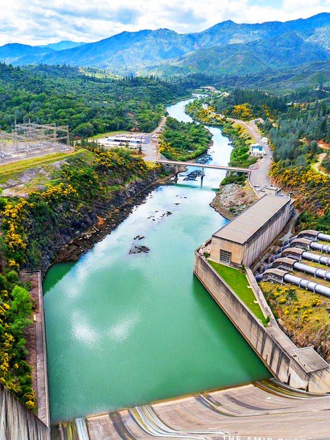 Redding sits pretty where mountains kiss valleys - California geography showing off again!