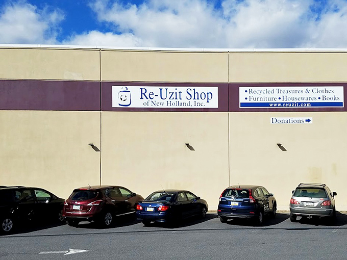 This New Holland gem proves that thrift stores can be both organized and abundant—a rare combination indeed!