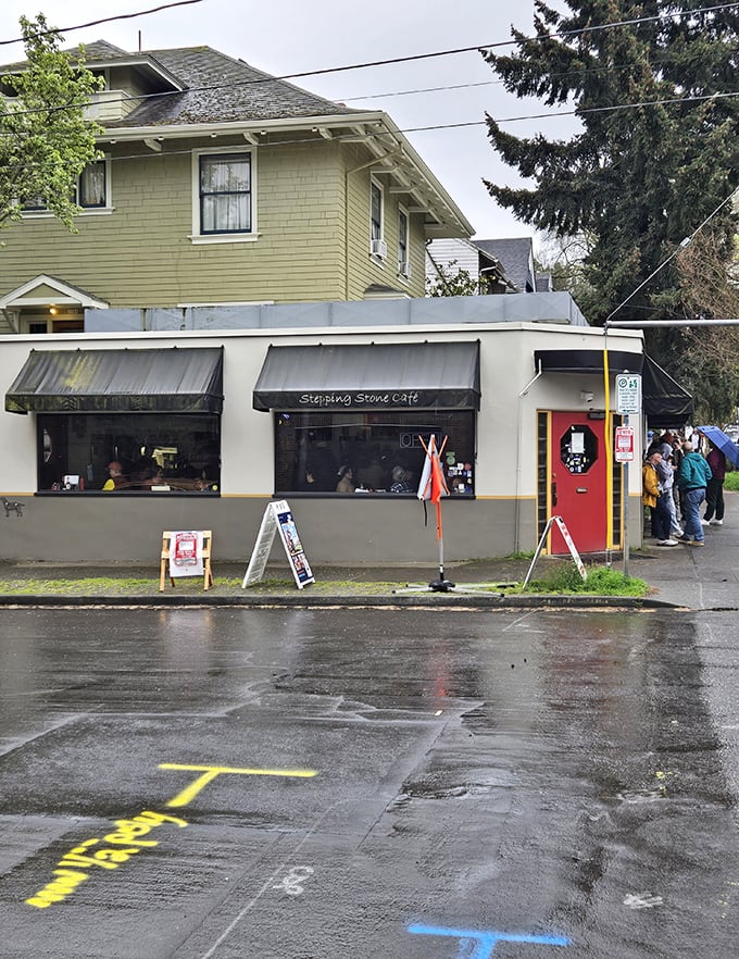 Small building, big flavors – proof that the best breakfast spots don't need flashy exteriors.