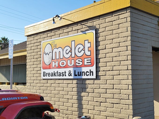 That cheerful yellow trim isn't just decoration—it's a beacon calling breakfast lovers from across California to Stockton's finest egg headquarters.