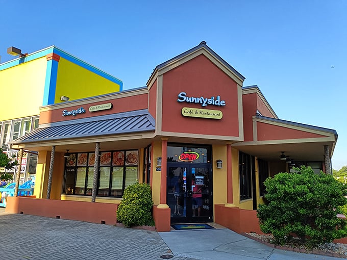 The peachy-pink exterior of Sunnyside Cafe beckons like a breakfast lighthouse guiding hungry souls to harbor. No wonder locals flock here!