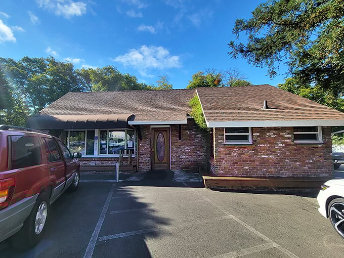 The unassuming brick exterior of Hank's Creekside Restaurant proves once again that the best breakfast spots rarely dress to impress. Culinary treasures hide in plain sight!