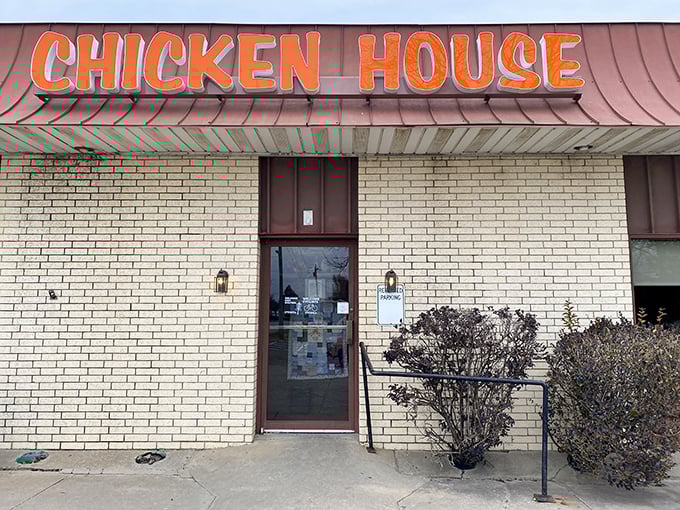 That bright orange sign against the Kansas sky says it all – this isn't about pretense, it's about chicken perfection that's worth crossing county lines for.