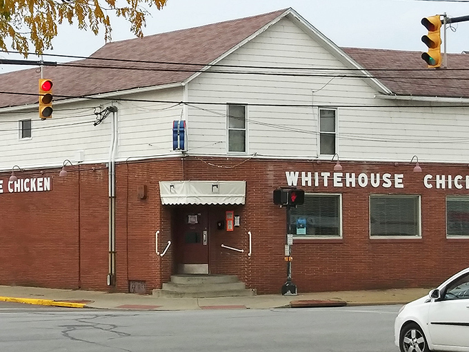 The unassuming brick exterior of White House Chicken stands like a culinary lighthouse at the corner, beckoning hungry travelers with the promise of golden-fried perfection.