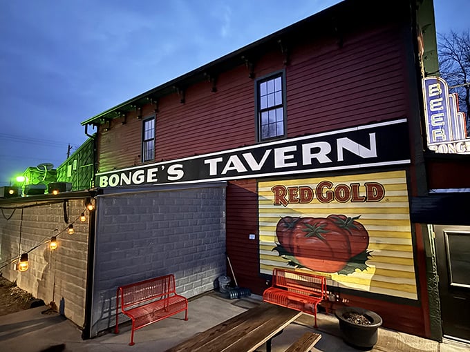 The iconic Red Gold tomato mural adorning Bonge's exterior isn't just decoration—it's a love letter to Indiana agriculture and a hint at the fresh ingredients waiting inside.