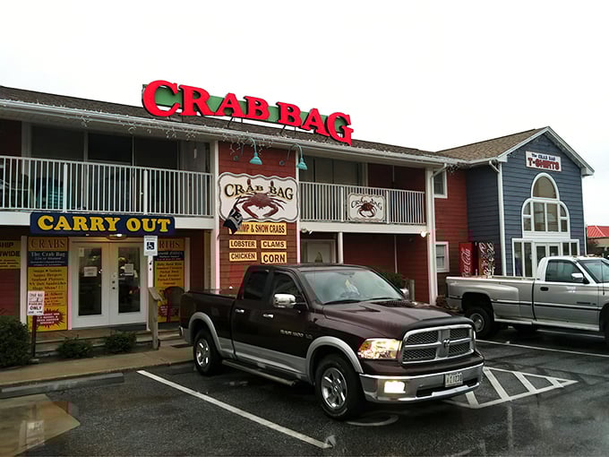 Look at this place – it's like finding a seafood treasure chest disguised as your favorite neighborhood hangout.