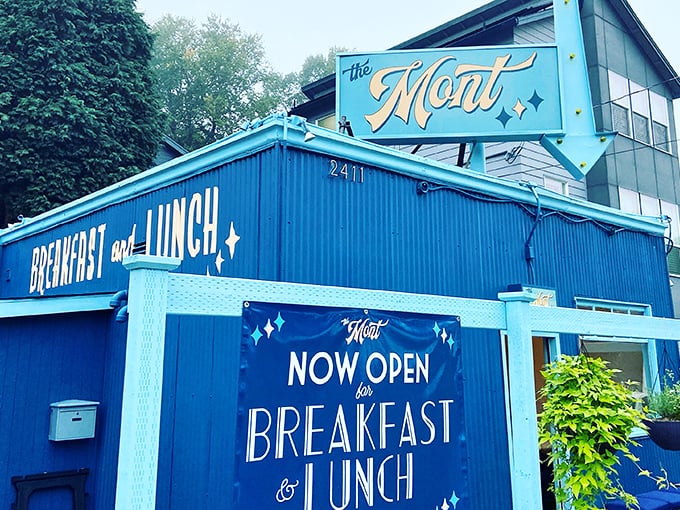 The Mont's electric blue exterior isn't just a building—it's a breakfast beacon calling to hungry Portlanders like a carb-loaded lighthouse.