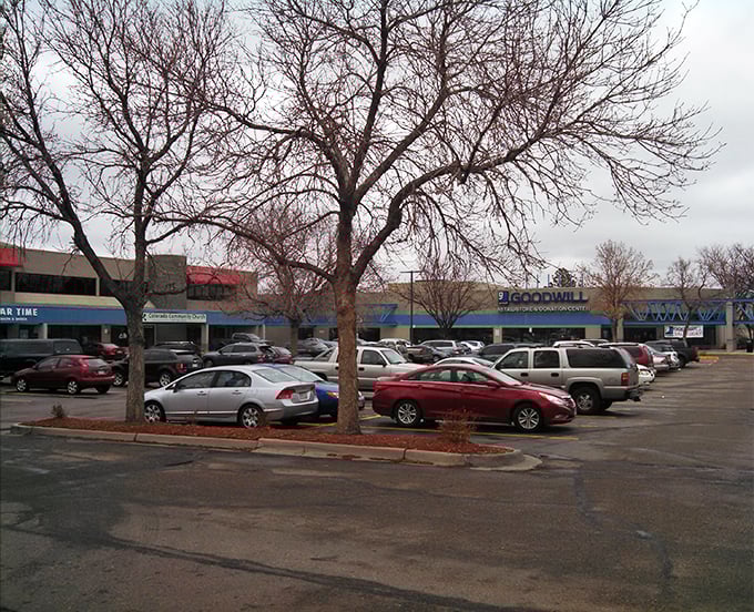 The bustling parking lot tells the truth – treasure hunters flock here like bargain-seeking pilgrims to their secondhand mecca.