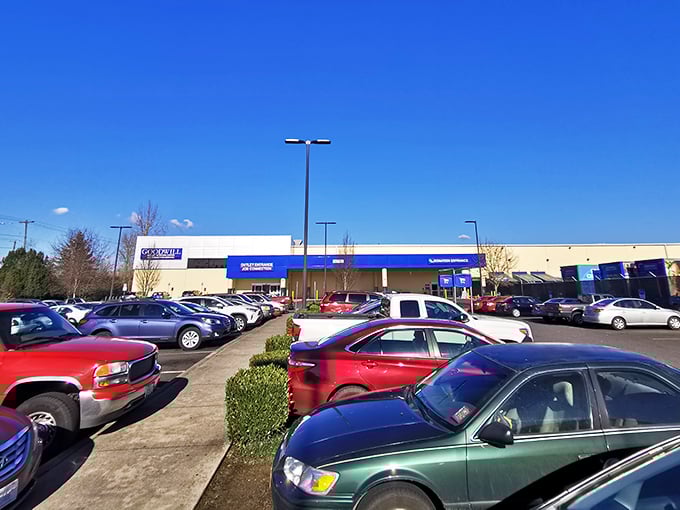 Another perfect Portland day means the parking lot's packed with fellow treasure hunters ready to dig.