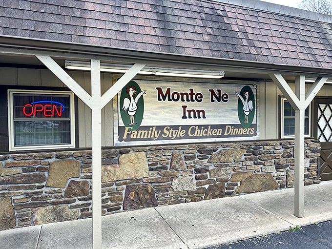 That sign says it all – "Family Style Chicken Dinners" – four words that promise more comfort than your favorite childhood blanket.