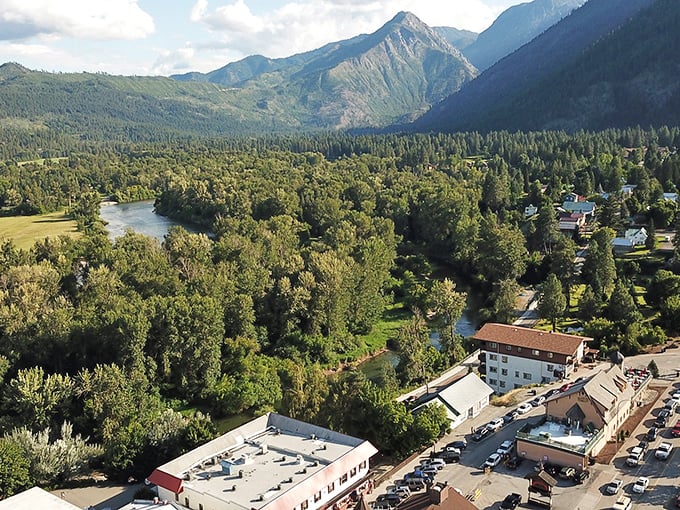 Ah, the kind of view that makes you forget your inbox exists — mountains, river, and small-town calm.