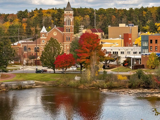 Fall in Putnam transforms the riverside into a postcard nobody bothered to photoshop because nature already nailed it perfectly.