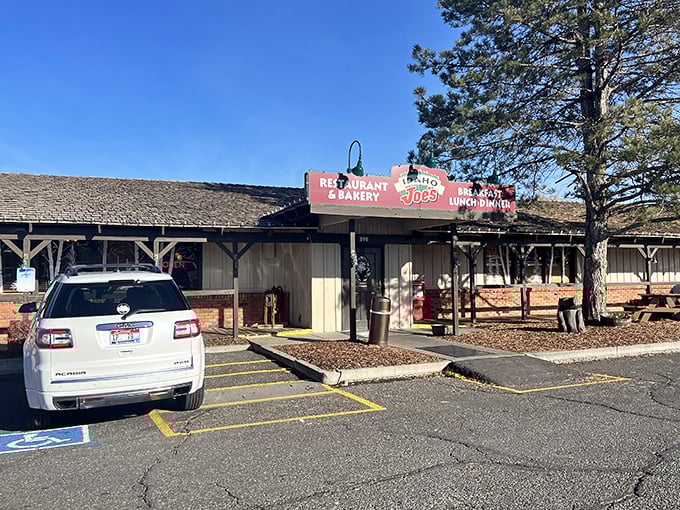 A humble exterior that promises no frills, just honest-to-goodness food – the culinary equivalent of finding a $20 bill in your winter coat pocket.