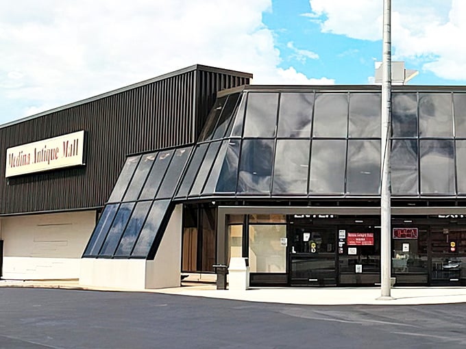 Another Medina landmark proving that bigger really is better when it comes to antique hunting adventures.