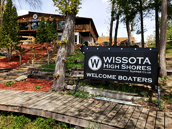 The wooden sign welcoming boaters sets the tone perfectly—this isn't just dinner, it's a lakeside adventure waiting to happen.