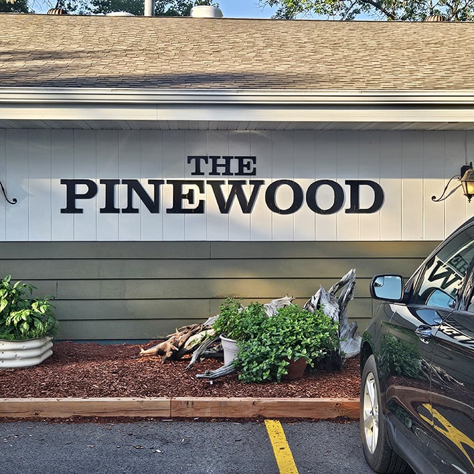 That classic supper club exterior practically whispers "come inside, there's prime rib waiting"—and you should absolutely listen.