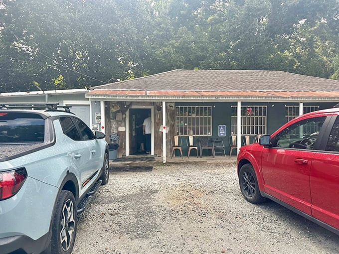 The unassuming exterior of Hunters Pub and Steakhouse proves that culinary treasures often hide in plain sight, like Georgia's best-kept secret.