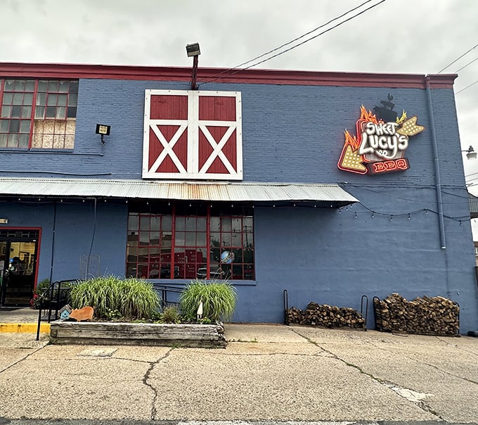 The blue exterior with red barn doors isn't just eye-catching—it's a smoke signal to BBQ lovers that something magical happens inside these walls.