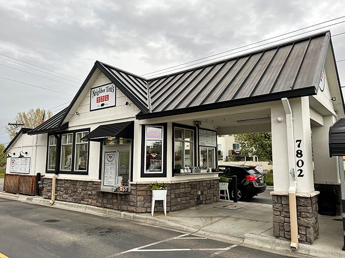 Not all heroes wear capes – some wear metal roofs. This unassuming BBQ sanctuary in Boise hides flavor bombs that would make Texas proud.