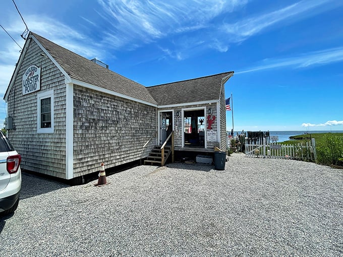 Where the land meets the sea – this unassuming shoreline gem offers front-row seats to both spectacular water views and spectacular seafood.