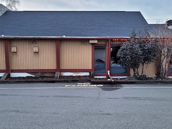 The unassuming exterior hides culinary treasures within, like finding a diamond in your fortune cookie. That glowing "OPEN" sign beckons hungry travelers.