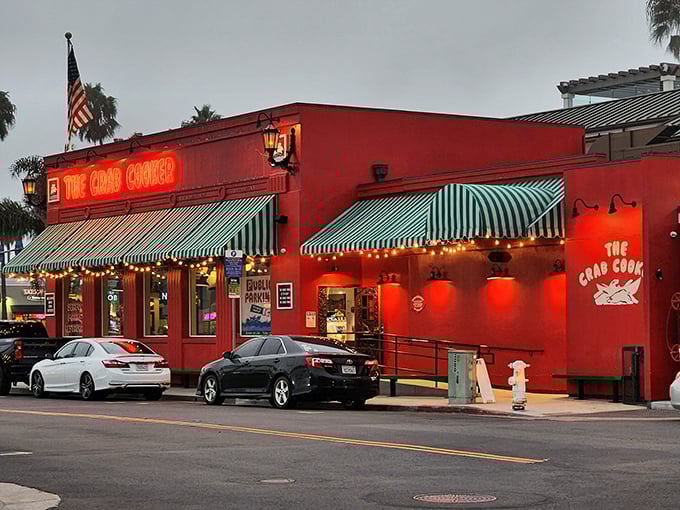 Step right up to the promised land of paper plates and seriously good seafood.