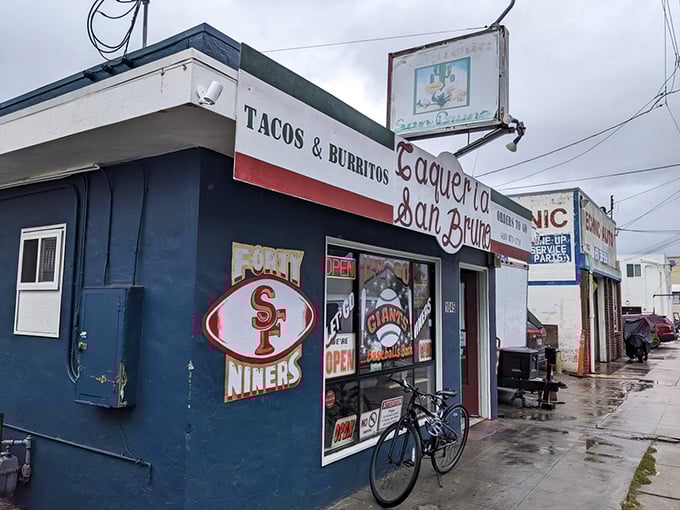 Sports fans take note: this taqueria proudly displays its Bay Area allegiances with 49ers and Giants logos adorning the storefront.