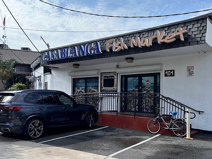 The unassuming exterior of Casablanca Fish Market belies the culinary treasures within—like finding a Picasso at a yard sale.