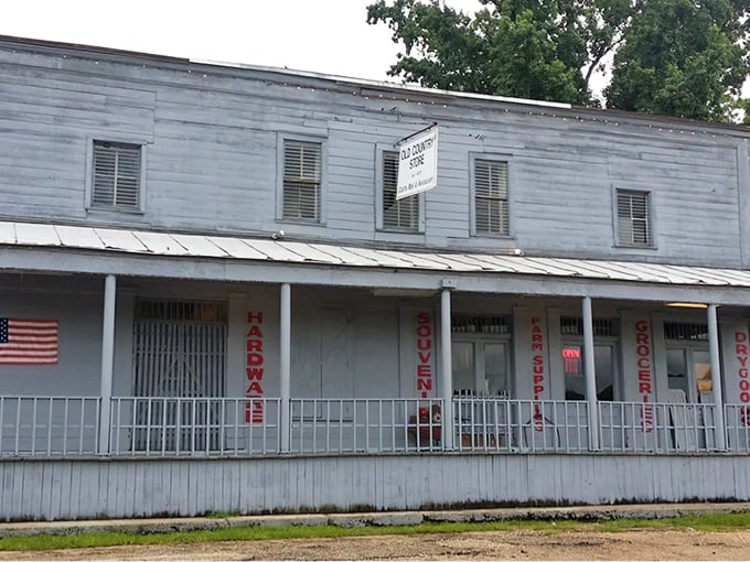 Highway 61 might be famous for the blues, but this unassuming roadside gem has locals singing praises of a different kind – fried chicken glory.