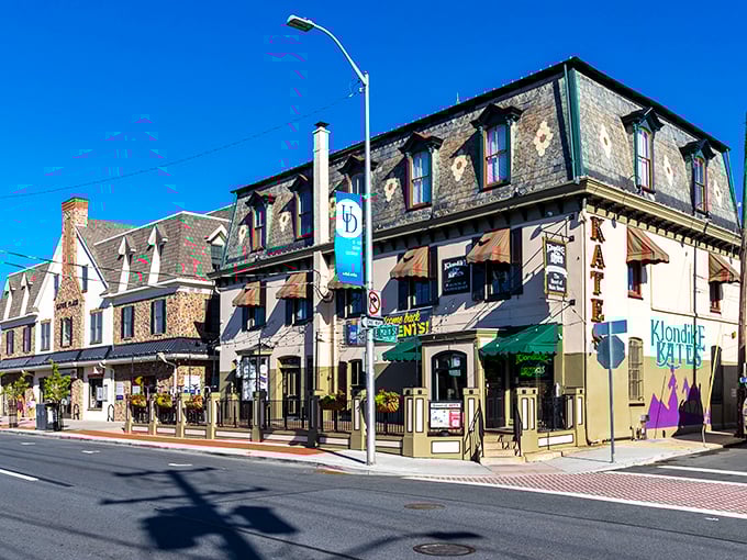 Main Street at dusk captures that magical moment when the day winds down but Newark's social life is just warming up. Poke Bowls, anyone?