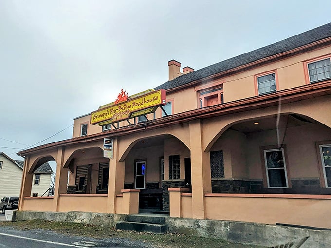 The peach-colored exterior with its distinctive arched entryways promises smoky delights within. Nothing grumpy about this welcoming roadhouse vibe.