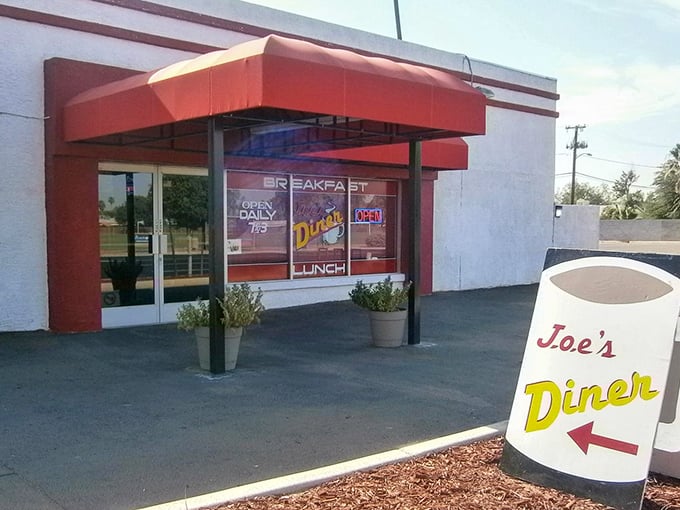 That red awning might as well be a superhero cape – it's been sheltering hungry Phoenicians from the desert sun while they prepare for pancake heroics inside.
