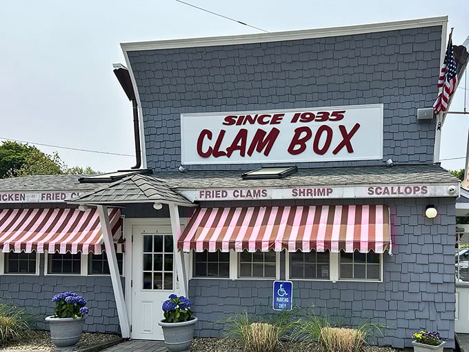 The architectural equivalent of truth in advertising—a restaurant that's actually shaped like a clam box. New England doesn't do subtle when seafood's involved.