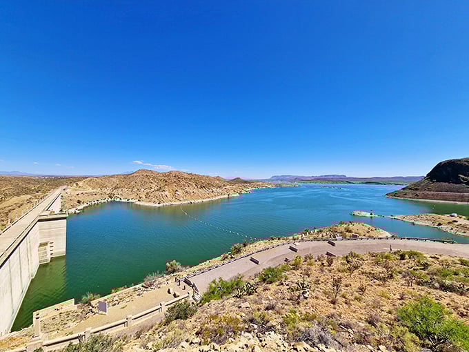 Where desert meets water in a spectacular showdown. Elephant Butte's azure waters create an oasis that feels like Mother Nature's own magic trick.