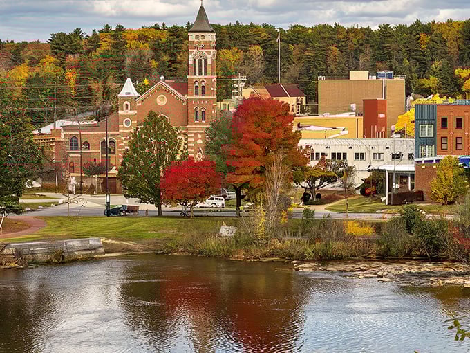 Fall in Putnam transforms the riverside into a postcard nobody bothered to photoshop because nature already nailed it perfectly.