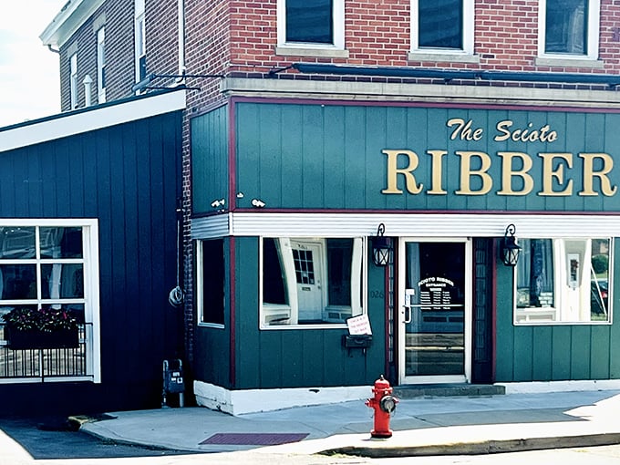 The unassuming exterior of Scioto Ribber stands proudly on a Portsmouth corner, its green facade and gold lettering a beacon for meat lovers across Ohio.