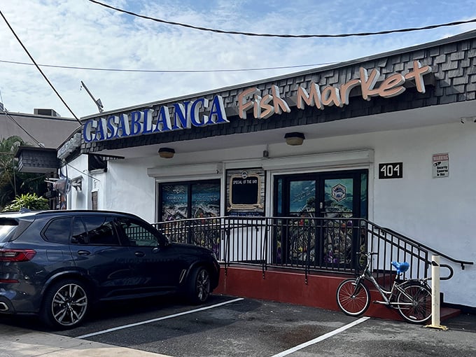 The unassuming exterior of Casablanca Fish Market belies the culinary treasures within—like finding a Picasso at a yard sale.