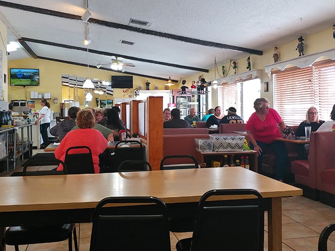 The breakfast crowd knows—arrive early or be prepared to wait. Some regulars have been sitting at the same table for so long they're practically furniture.