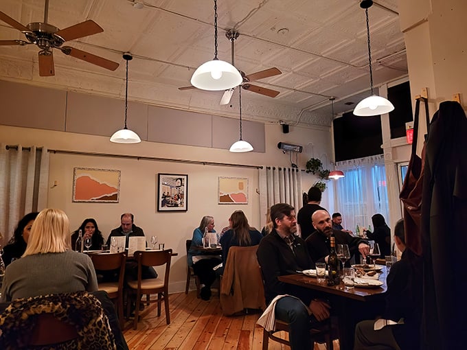 A full house of happy diners enjoying their meals is always the best endorsement any restaurant could hope to receive or display.
