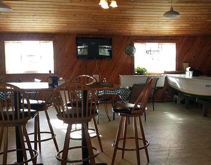Wooden walls, wooden ceiling, wooden everything—like dining in a ship's cabin, only with better food and no seasickness.