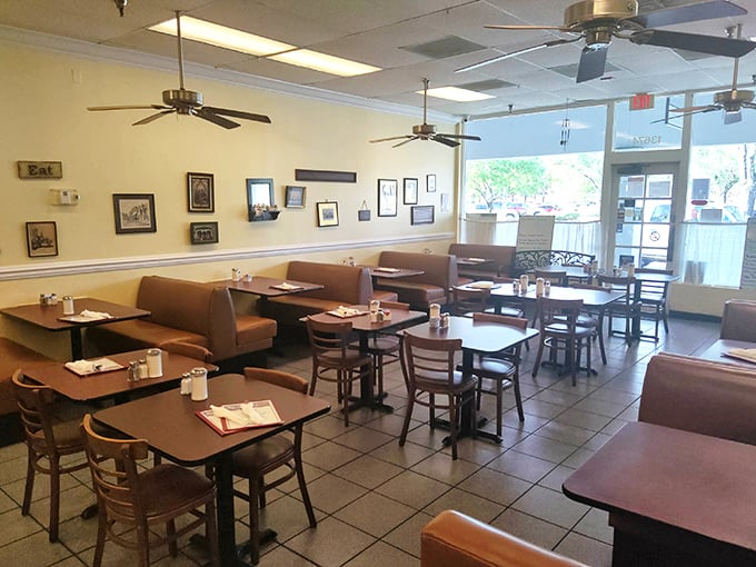 No designer lighting or Instagram walls here – just honest tables, comfortable booths, and the promise of a meal that satisfies more than your social media feed.