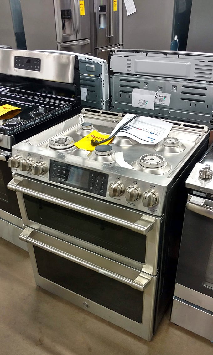 This isn't just a stove—it's a gleaming monument to discounted domestic dreams. Someone's kitchen is about to experience a serious upgrade without the serious price tag.