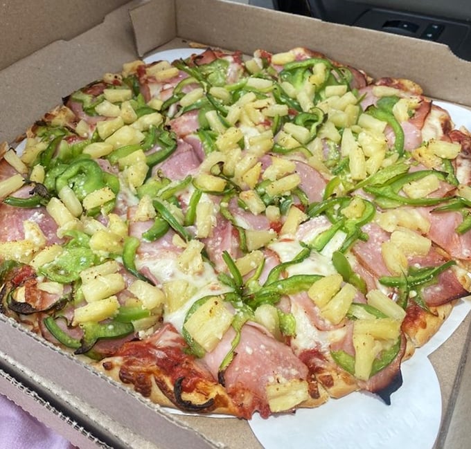 Hawaiian pizza that settles the pineapple debate once and for all. The answer is yes, especially with those green peppers.