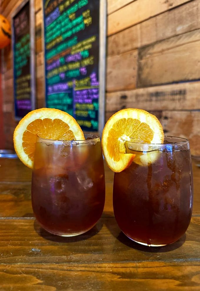 Sweet tea served with orange slices—because sometimes your palate needs a refreshing timeout between meat marathons.