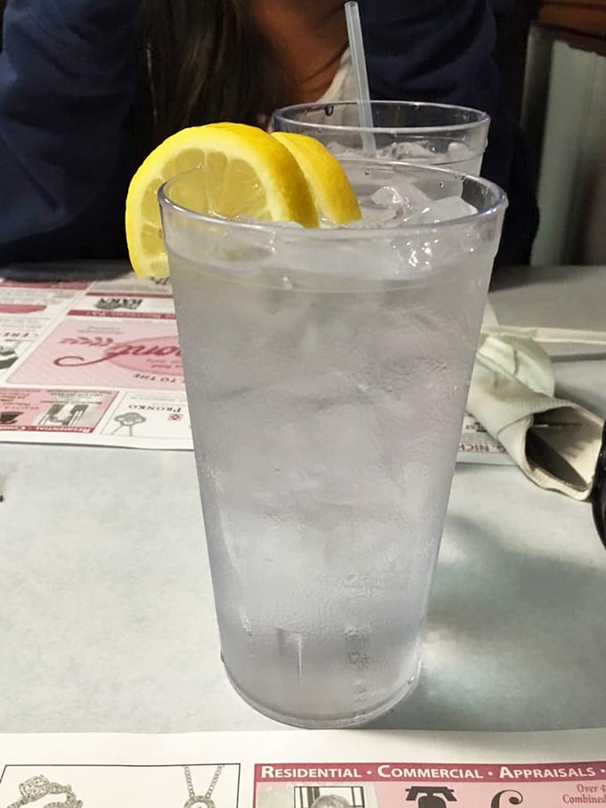 Even the water gets the star treatment at Viewmont – those lemon slices aren't just garnish, they're a promise that every detail matters here.